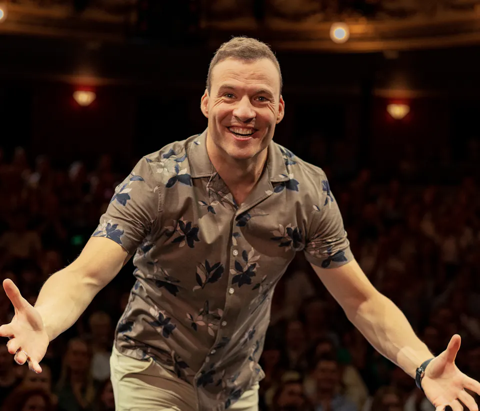 Book Simon Talbot her - Et sandt talent indenfor comedy - FBI.dk